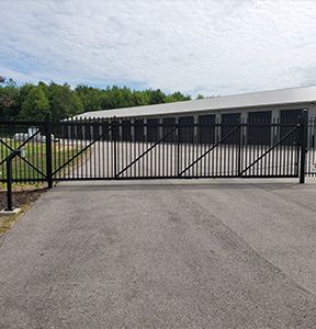 Commercial – Straight Line Fence