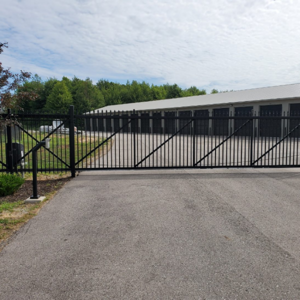 Commercial – Straight Line Fence